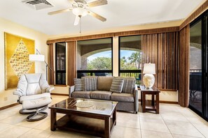 Apartamento em Condomínio Fechado, várias camas, vista para o jardim (The Shores at Waikoloa 202) | Sala de estar | Televisor de ecrã plano de 42 polegadas com canais digitais
