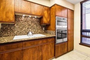 Apartamento em Condomínio Fechado, várias camas, vista para o jardim (The Shores at Waikoloa 202) | Cozinha privada | Uma cafeteira/bule, mesas de jantar