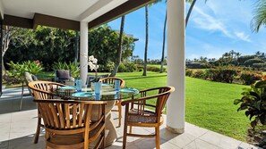 Apartamento em Condomínio Fechado, várias camas, lanai (alpendre havaiano) (Mauna Lani Point F106) | Refeições ao ar livre