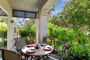 Casa geminada, várias camas, varanda coberta (Waikoloa Colony Villas 105) | Opções para refeição ao ar livre