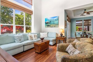Casa de Férias, várias camas, lanai (alpendre havaiano) (Mauna Lani Fairways 1101) | Sala de estar | Televisor de ecrã plano de 42 polegadas com canais digitais 