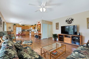 Apartamento em Condomínio Fechado, várias camas, lanai (alpendre havaiano) (Kahaluu Mauka) | Sala de estar | Televisor de ecrã plano de 55 polegadas com canais digitais