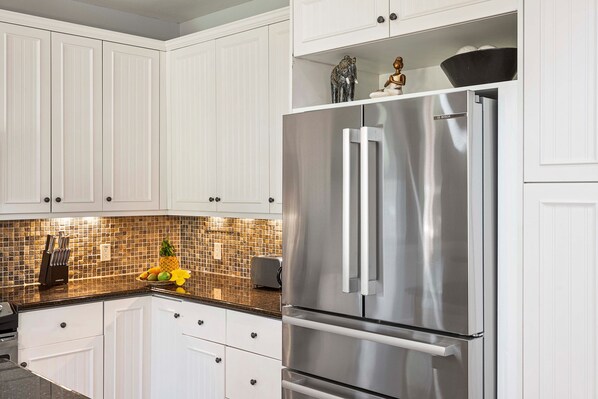 Casa de Férias, várias camas, lanai (alpendre havaiano) (Kulalani at Mauna Lani 2301) | Cozinha privada | Uma cafeteira/bule, mesas de jantar