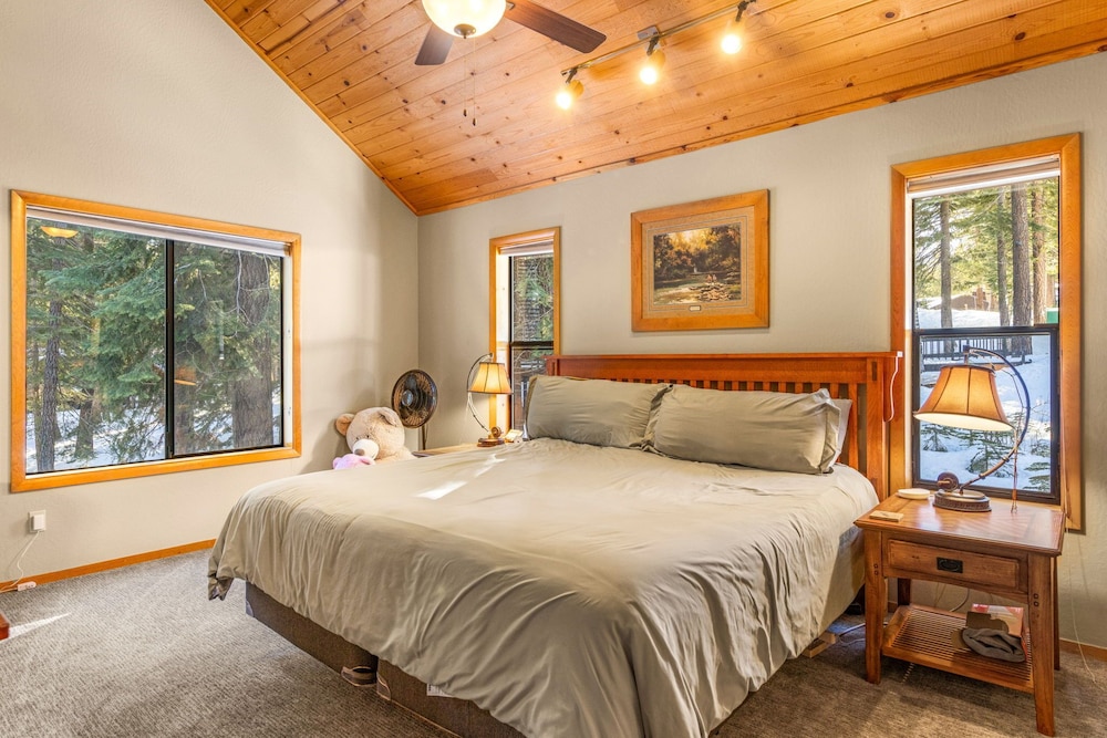 Peaceful Mountain Retreat, Tahoe Donner, Sleeps 8, 31-Night Min - Tahoe ...