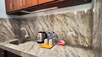 Quarto Individual, varanda, vista para o parque | Cozinha privada | Uma máquina de lavar louça