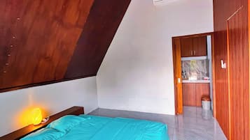 Quarto Individual, varanda, vista para o parque | Secretária