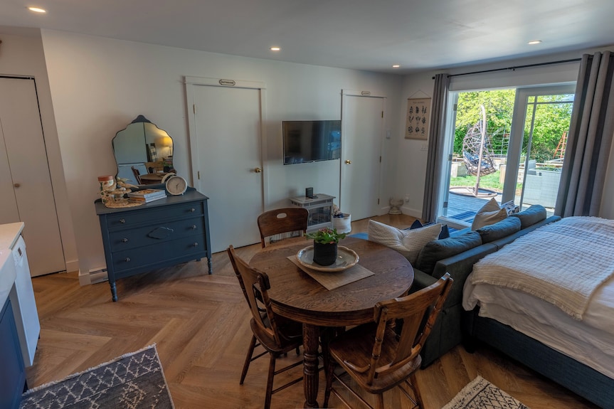 Stylish Garden Cottage W/bunkie, Fenced Yard + Off-leash Dog Park! - Victoria