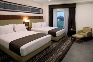 Quarto Duplo ou Twin Deluxe, Vista para a cidade | Secretária, ferro/tábua de engomar, Wi-fi grátis 