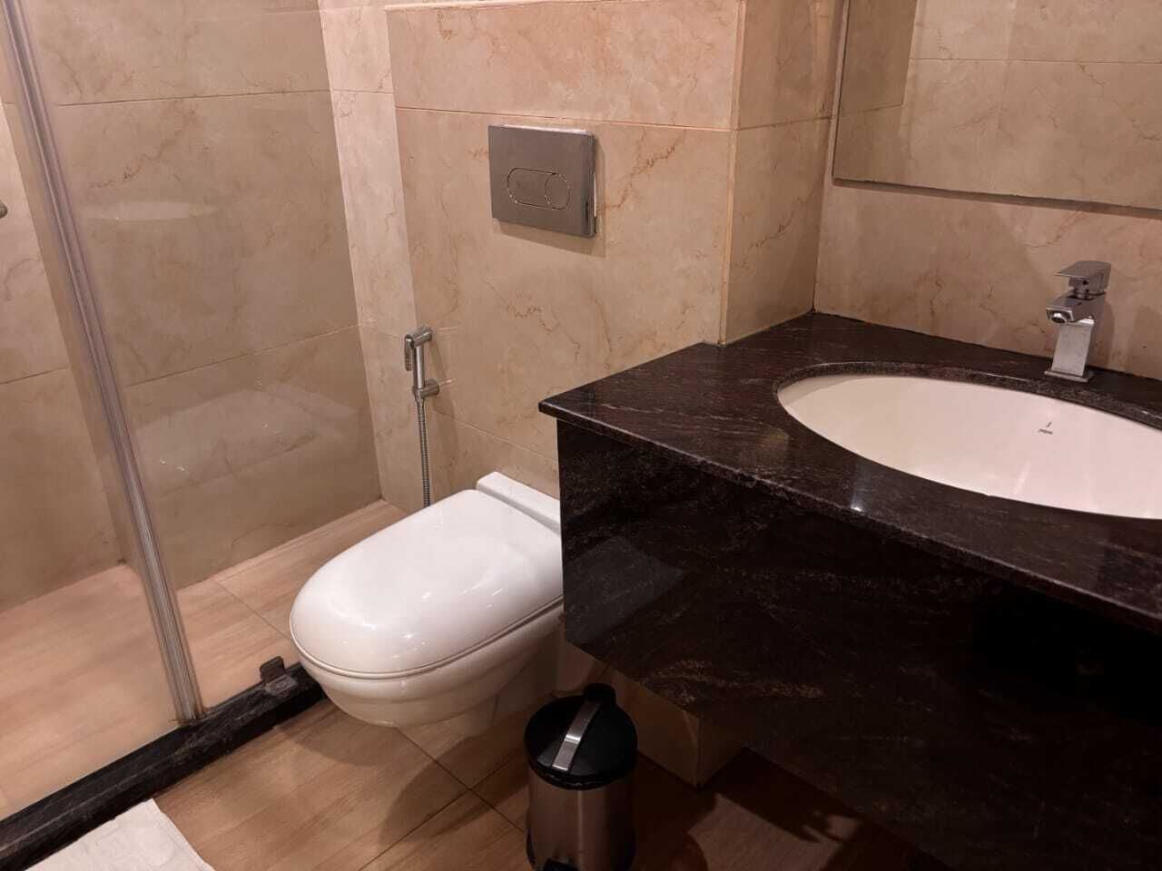 Um secador de cabelo, chinelos, toalhas fornecidas, sabão 