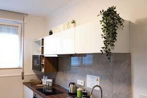 Minifrigorífico, uma máquina de café expresso, uma cafeteira/bule 