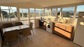 Apartamento Comfort | Cozinha privada | Um frigorífico