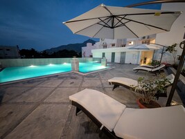 Piscina exterior, da(s) 7:00 à(s) 18:30, guarda-sóis, espreguiçadeiras 