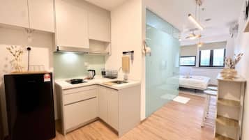 Estúdio superior, 1 cama Queen, sacada, vista para a cidade | Cozinha privada | Geladeira, micro-ondas, cooktop, talheres/pratos/utensílios de cozinha
