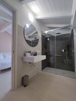 Casa de Férias Deluxe, adaptado para pessoas com dificuldades de mobilidade, não fumadores | Casa de banho | Um polibã, artigos de higiene pessoal grátis, um secador de cabelo