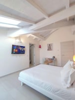 Casa de Férias Deluxe, adaptado para pessoas com dificuldades de mobilidade, não fumadores | Secretária, secretária adequada para computadores portáteis