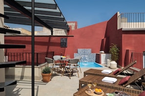 Terraço com espreguiçadeiras