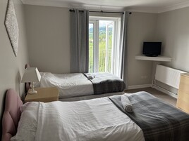 Quarto Twin Standard, casa de banho anexa, vista para o rio | Wi-fi grátis