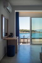 Quarto Duplo Deluxe, varanda, vista para a praia | Cofre no quarto, secretária, Wi-fi grátis