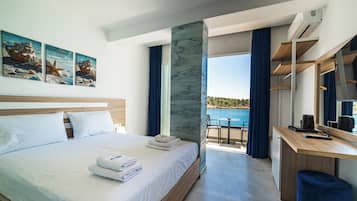 Quarto Duplo Deluxe, varanda, vista para a praia | Cofre no quarto, secretária, Wi-fi grátis