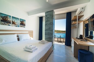 Quarto Duplo Deluxe, varanda, vista para a praia | Cofre no quarto, secretária, Wi-fi grátis