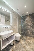 Quarto Duplo Deluxe, varanda, vista para a praia | Casa de banho | Um polibã, um secador de cabelo, toalhas fornecidas, sabão