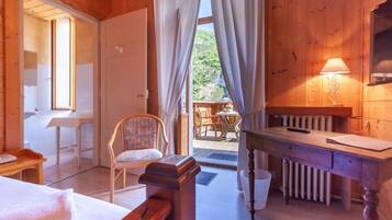 Quarto Duplo Superior, vista para a montanha | Cofre no quarto, secretária