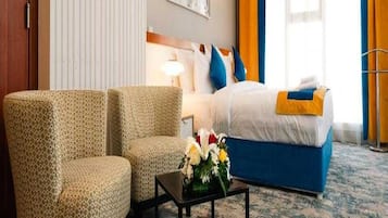 Quarto luxo, 1 cama King | Escrivaninha, espaço de trabalho para notebook, Wi-Fi de cortesia