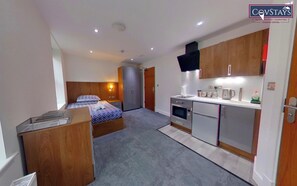 Estúdio Superior | Roupa de alta qualidade, edredões de penas, secretária 