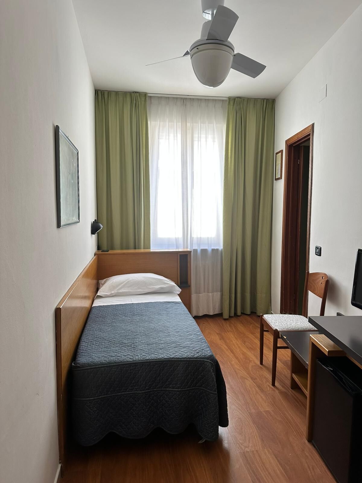 Quarto Básico | Secretária, Wi-fi grátis, roupa de cama fornecida 