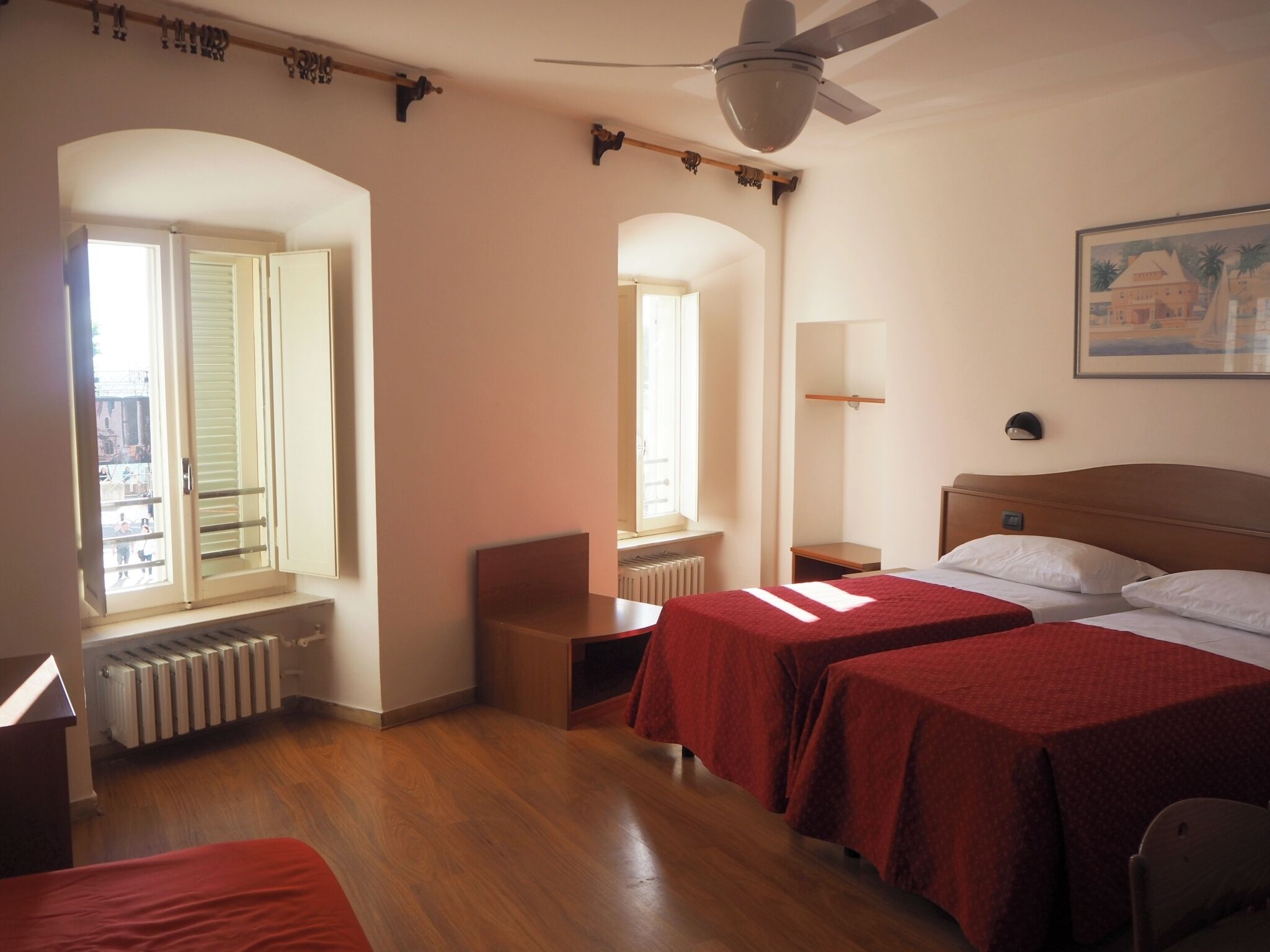 Quarto Triplo Standard, Vista para a cidade | Secretária, Wi-fi grátis, roupa de cama fornecida 