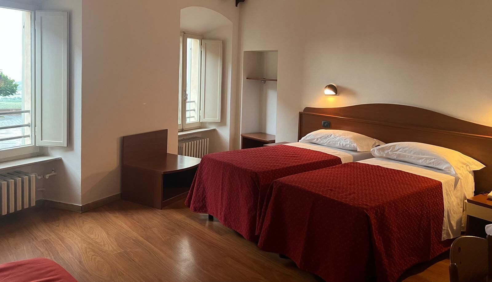 Quarto Triplo Básico | Secretária, Wi-fi grátis, roupa de cama fornecida 