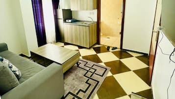 Quarto Triplo de Luxo, kitchenette | Sala de estar | Televisor LCD de 10 polegadas com canais via satélite
