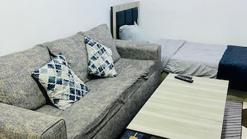 Quarto Triplo Comfort, Vista para a cidade | Sala de estar | Televisor LCD de 10 polegadas com canais via satélite