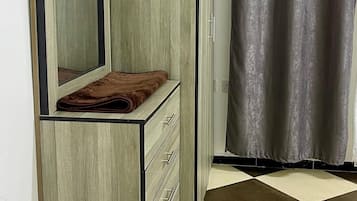 Quarto Triplo Comfort, Vista para a cidade | Camas de colchão Tempur-Pedic, Wi-fi grátis, roupa de cama fornecida