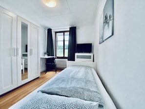 Einzelzimmer mit Allgemeinbad | Secretária, secretária adequada para computadores portáteis 