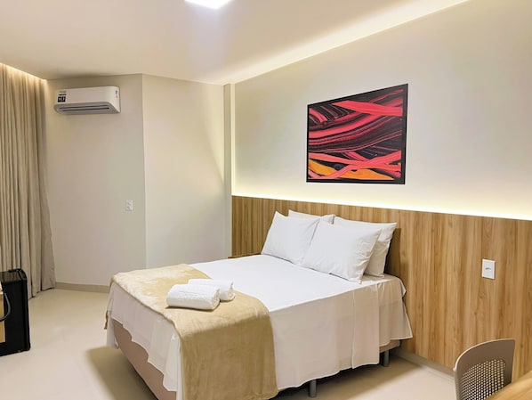 Quarto Clássico, 1 cama queen-size | Secretária, secretária adequada para computadores portáteis 