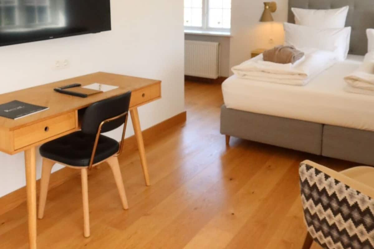 Quarto Clássico | Com decoração personalizada, secretária, berços/camas para crianças