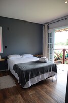 Quarto triplo, sacada, vista para o jardim