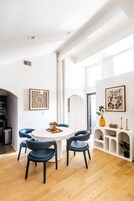 Superior Two Bedroom Suite | Refeições no quarto