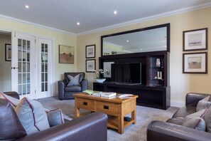 Apartamento superior, vista para o campo de golfe | Área de estar