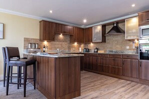 Apartamento superior, vista para o campo de golfe | Cozinha privada | Geladeira grande, micro-ondas, fogão, cooktop