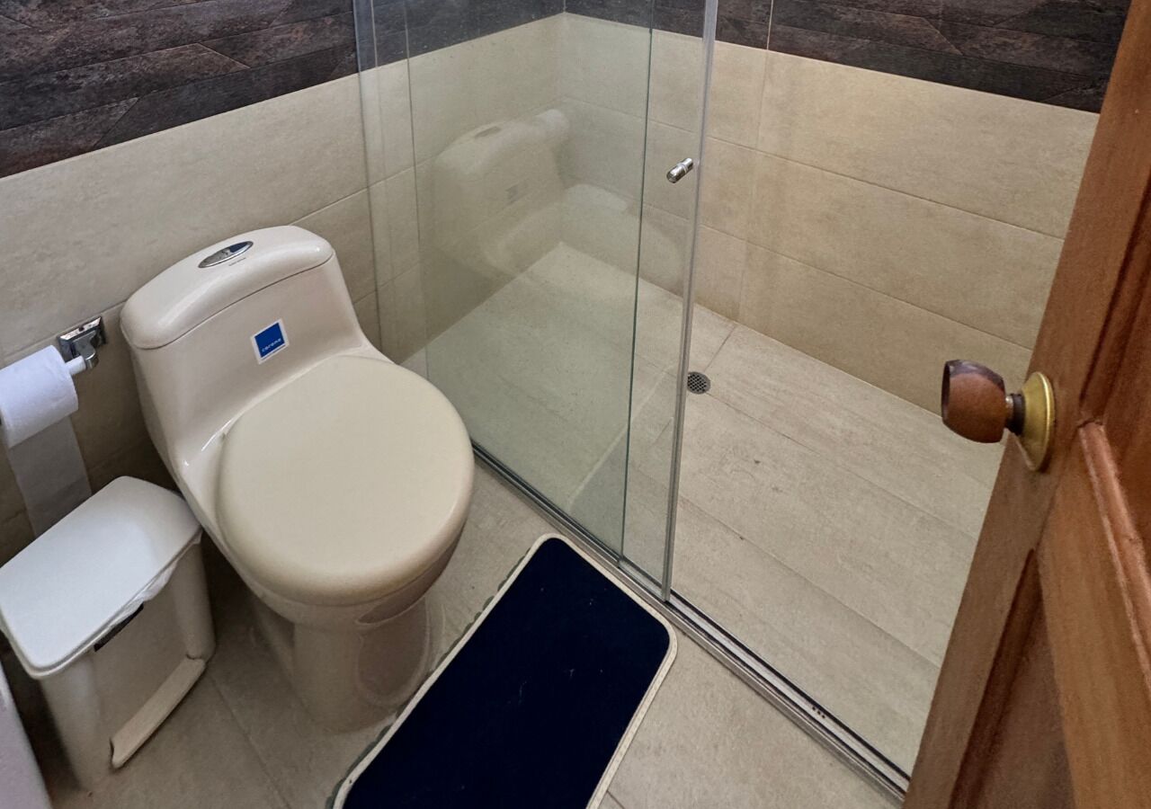 Cabine, varanda, vista para o jardim | Casa de banho