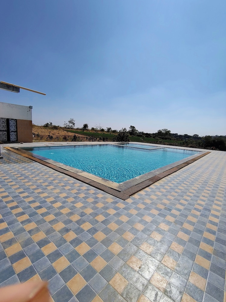 Gir Rajwadi Farm & Resort - 구자르트