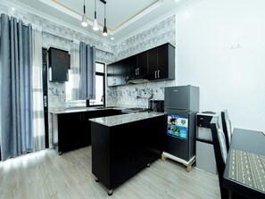 Geladeira, micro-ondas, fogão, cooktop