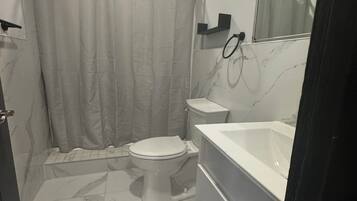 Chuveiro, secador de cabelo, toalhas de banho, sabonete