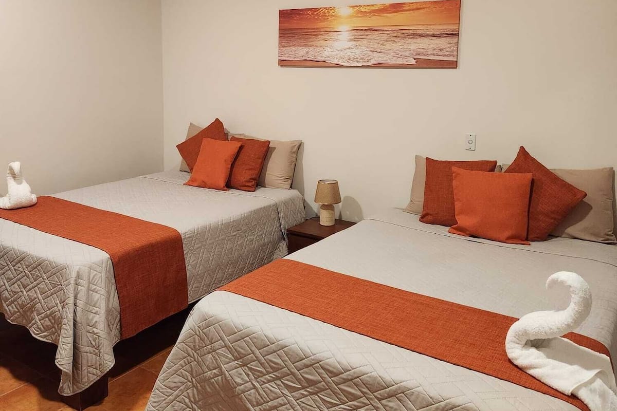 Quarto Quádruplo Deluxe, 2 camas queen-size, pátio | Com decoração personalizada, com mobília individualizada