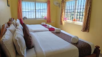 Quarto quádruplo família, vista para a colina | Edredons de pluma, individualmente mobiliados, escrivaninha