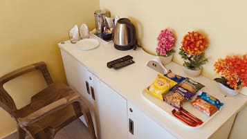 Quarto Quádruplo Familiar, vista para a colina | Edredões de penas, com mobília individualizada, secretária