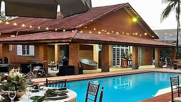 Piscina exterior, guarda-sóis, espreguiçadeiras