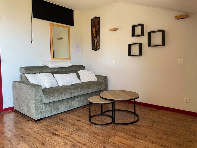 South-facing, Large Living Room, Mountain Views And Private Covered Parking. - Saint-François-Longchamp